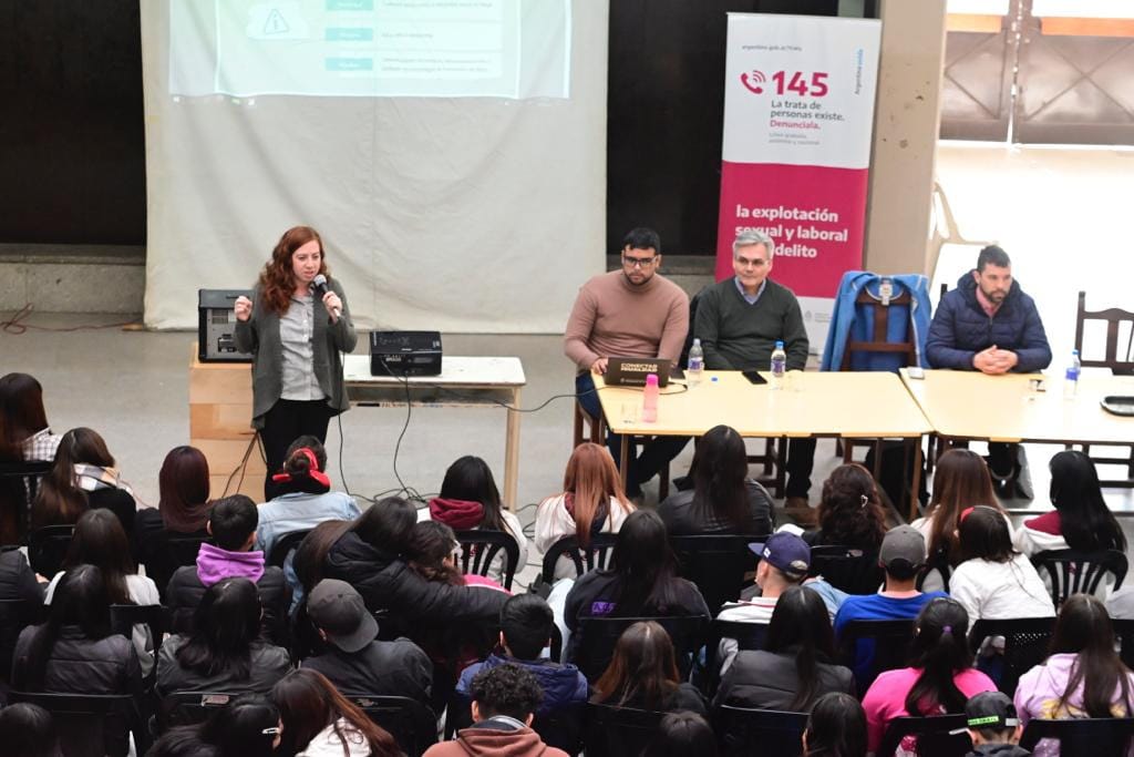 EL MUNICIPIO REALIZÓ UNA CHARLA SOBRE GROOMING EN LA ESCUELA SECUNDARIA ...